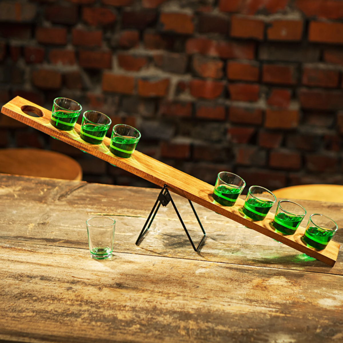 Köp Trä Gungbräda Drickspel Här - Snabb Leverans - Temashop.se